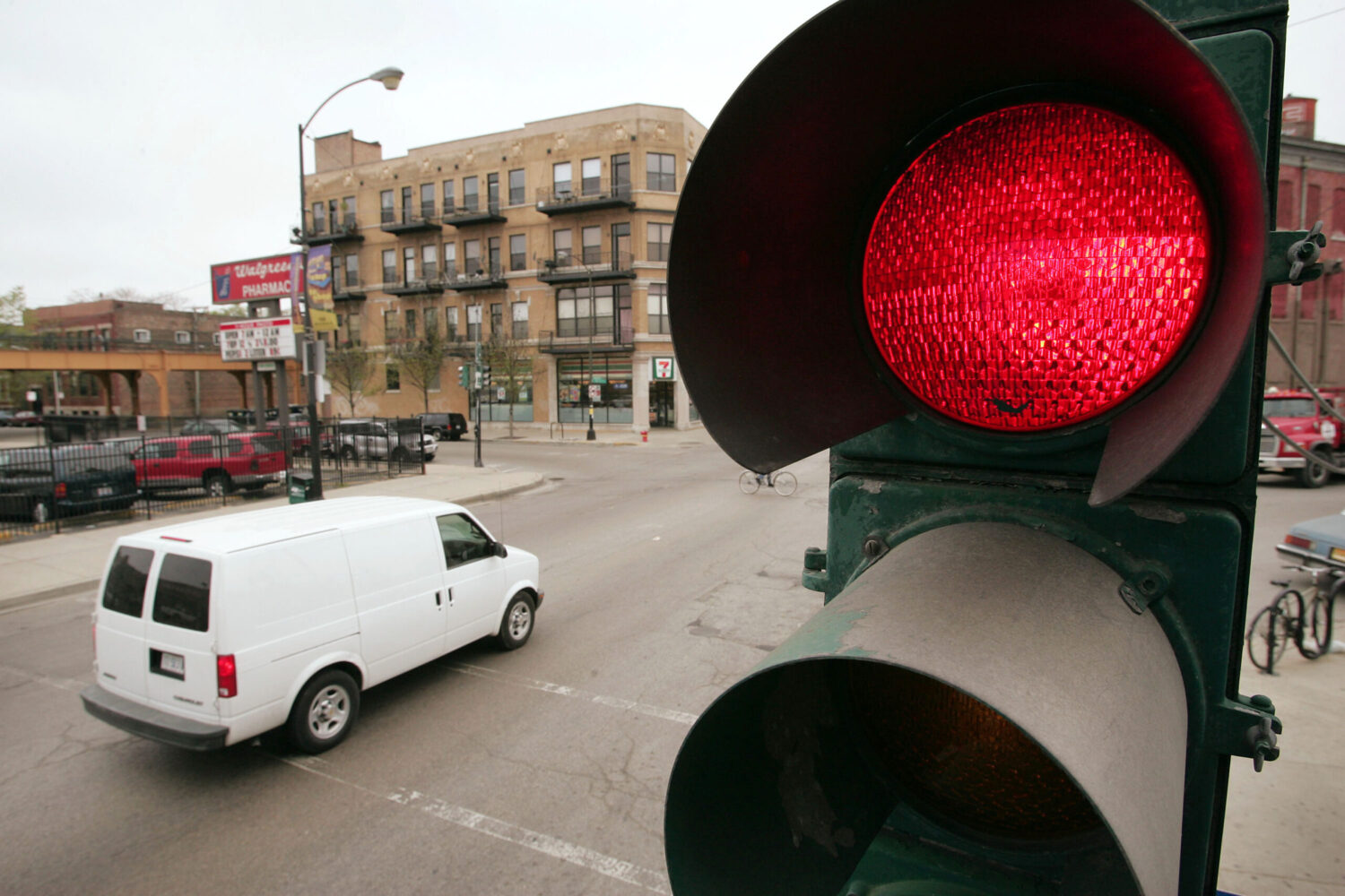Turning right on red lights in Denver might soon become illegal - 98.5 KYGO